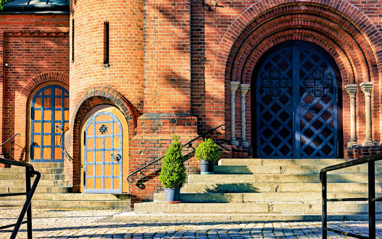 The Evolution of Entrance Design: From Traditional Doors to Modern ...